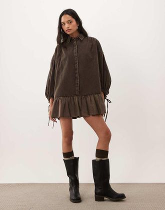 Asos robe chemise courte hybride en velours c&ocirc;tel&eacute; avec manches ballon et ourlet en voile couleur chocolat d&eacute;lav&eacute;-Marron