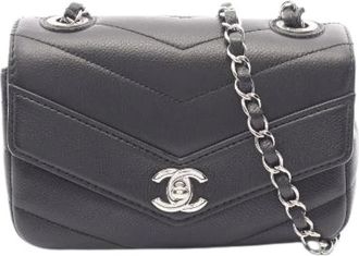 Chanel Pre-owned Sac bandouli&egrave;re en cuir de veau grain&eacute; Chevron V Stitch - Femme - Pre-owned - Noir - Taille: ONE Size