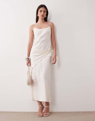 Asos Camisole-Maxikleid aus Satin in Creme mit Schaldetail-Bunt