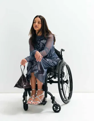 Asos ASOS ADAPTIVE robe midi drap&eacute;e en tulle &agrave; imprim&eacute; plac&eacute;-Multi