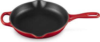 LE CREUSET Signature Gusseisen Brat- und Servierpfanne, Rund, &Oslash; 23 cm, F&uuml;r alle Herdarten inkl. Induktion geeignet, 1,93 kg, Kirschrot, 20182230600422