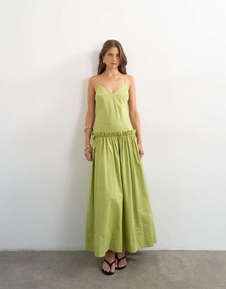 Topshop Premium-Baumwoll-Maxikleid mit Fransen-Detail an den offenen Kanten in Gr&uuml;n-Neutral