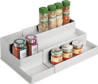 mDesign Design Gewürzregal für die Küche - Ausziehbarer Gewürzständer aus Kunststoff für Arbeitsplatte & Küchenschrank - Praktische 3-stöckige Küchenaufbewahr