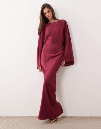 Asos Robe longue coup&eacute;e en biais &agrave; manches chauve-souris en satin textur&eacute; - Framboise-Rouge