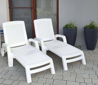 Dmora Sonnenliege Saturno, Verstellbarer Gartenliegestuhl mit Armlehnen, Outdoor-Liege, 100% Made in Italy, 190x46h70 cm, Wei&szlig;