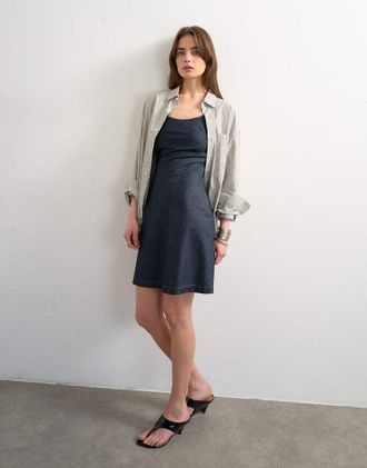 Topshop Ausgestelltes Mini-Jeanskleid in indigoblauer Rinse-Waschung mit schmalen Tr&auml;gern