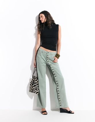 Lioness Penny asymmetrische Jeans mit Knopfdetail und lockerem Bein in Salbeigr&uuml;n