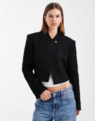 Asos Blazer court crois&eacute; &agrave; revers en tissu boucl&eacute;-Noir