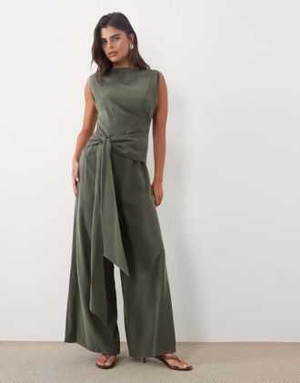 Asos combinaison sans manches en cupro avec d&eacute;tail portefeuille &agrave; la taille devant en kaki-Vert