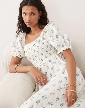New Look Gesmoktes Midikleid in Cremewei&szlig; mit R&uuml;schenbesatz und Blumenmuster