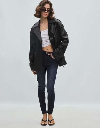 Stradivarius taillierter Trenchcoat in Lederoptik in Schwarz