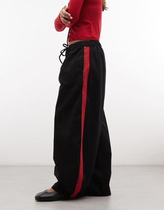 Collusion XL Baggy-Ballonhose mit Falten und rotem Sportstreifen-Schwarz