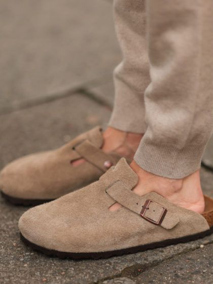 Tendance mode : comment porter les mules Boston de chez Birkenstock en automne ?