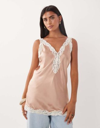 Mango top d&eacute;bardeur en satin avec bordure en dentelle rose pastel