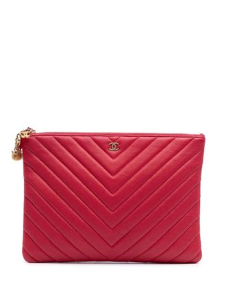 Chanel 2017-2018 mittelgro&szlig;e Chevron O Case Clutch aus Kaviarleder mit Ancient Greek-Anh&auml;nger - Rot