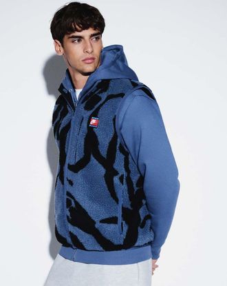 Nike Club Winter Weste mit Allover-Print in Blau