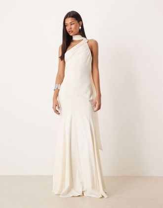 Pretty Lavish Bridal - Maxi-Brautkleid in Elfenbeinwei&szlig; mit Schaldetail und One-Shoulder-Tr&auml;ger