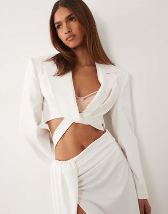 Asos ASOS X THE SOURCED COLLECTION - Kurzer Wickel-Blazer in Cremewei&szlig;