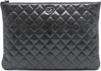 Chanel Clutches - Large Quilted Iridescent Patent O Case Clutch - Gr. unisize - in Schwarz - f&uuml;r Damen