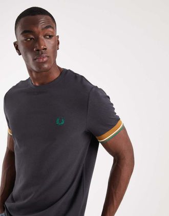 Fred Perry T-Shirt in Ankergrau mit zwei Zierstreifen an den B&uuml;ndchen