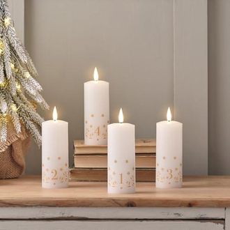 Lights4fun TruGlow Lot de 4 Bougies de lAvent avec Chiffres Sans Flamme &agrave; LED Blanc Chaud &agrave; Piles en Cire V&eacute;ritable Blanche avec Minuterie et T&eacute;l&eacute;commande D&eacute;cora