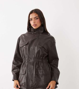 KAIIA exclusivit&eacute; ensemble 2 pi&egrave;ces veste en imitation cuir &agrave; col chemin&eacute;e et taille cintr&eacute;e marron