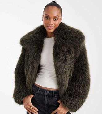 Asos Tall ASOS DESIGN Tall - Veste courte en fausse fourrure - Kaki-Vert