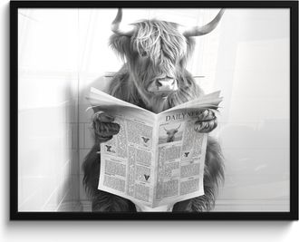 MuchoWow &copy; Bilder mit Rahmen 80x60 cm Poster Wanddekoration Wohnzimmer Deko Modern Geschenke Bilderrahmen Highlander - Kuh - Toilette - Zeitung - Schwarz und w