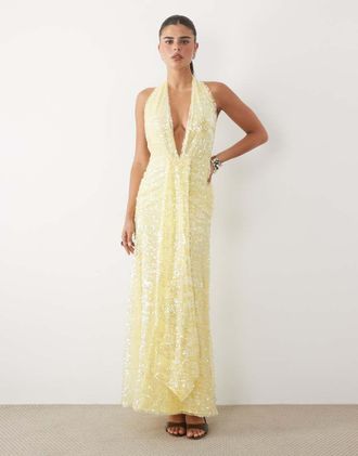 Asos robe longue pliss&eacute;e &agrave; sequins, dos nu et col halter, avec d&eacute;tail &eacute;charpe, jaune