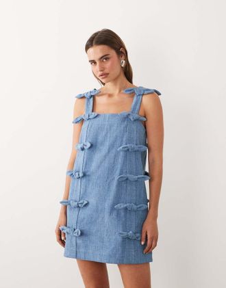 Sister Jane Sister Jane - Larsson - Robe courte en denim avec encolure carr&eacute;e et d&eacute;tail noeud - Bleu