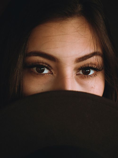 Lange, voluminöse Wimpern? Von Wimpernverlängerung bis Wimpernserum: Wir haben die Tipps und Tricks, wie ihr euer Wimpernwachstum anregen könnt.