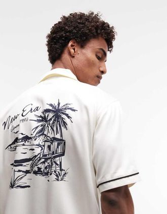New Era Chemise manches courtes &agrave; logo graphique et col &agrave; revers - Blanc cass&eacute;