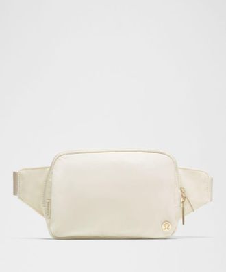lululemon Everywhere G&uuml;rteltasche Gro&szlig; 2 L - Gr&ouml;&szlig;e 2 l in Light Ivory