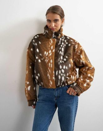 Topshop Faux-Fur-Bomberjacke mit Stehkragen und Hirsch-Print-Multi