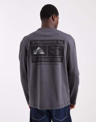 Tommy Jeans Lang&auml;rmliges Shirt in verwaschenem Schwarz mit gestapeltem Logo