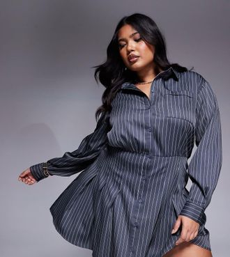 In The Style Plus x Natalya Wright - Exklusives, elegantes Mini-Hemdblusenkleid in Anthrazit mit Nadelstreifen und Faltenrock-Grau