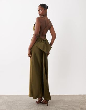 Asos Robe longue en tissu satin&eacute; avec bretelles fines et noeud dans le dos - Kaki-Vert