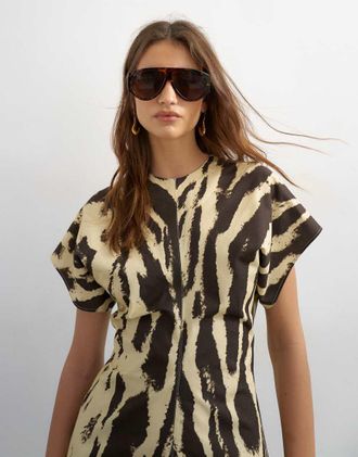 Topshop Strukturiertes Maxikleid aus Baumwoll-Twill in Schwarz-Wei&szlig; mit Animalprint und &uuml;berschnittener Schulter-Mehrfarbig