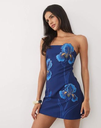 JW PEI Iris - Robe courte structur&eacute;e &agrave; fleurs 3D et encolure bandeau - Bleu-Bleu marine