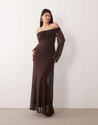 Asos robe longue imprim&eacute;e &agrave; &eacute;paules nues, col drap&eacute; et manches longues, marron