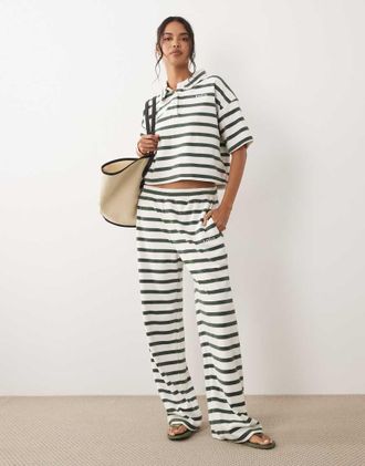 KAIIA Exclusivit&eacute; - Kaiia - Pantalon de jogging densemble ample en tissu &eacute;ponge ray&eacute; en coton majoritaire &agrave; logo brod&eacute; - Vert et blanc
