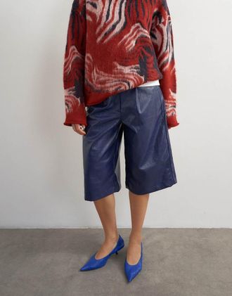 Topshop Bermuda-Shorts aus Kunstleder in Krokopr&auml;gung in Marineblau