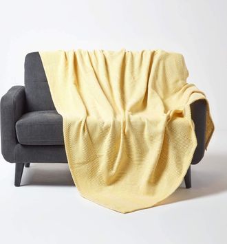 Homescapes extra große Tagesdecke Halden mit Fischgräten-Muster, weiche Wohndecke aus 100% Baumwolle in Gelb, Überwurf mit trendigem Chevron-Muster, Plaid, 255 x