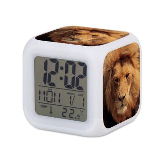 Fabulous Wecker, W&uuml;rfel, beleuchtet, Wei&szlig; - Nahaufnahme L&ouml;we m&auml;nnlich Gesicht Wilde Tiere - 7,8 x 7,8 x 7,8 cm - Retro Beleuchtung mehrfarbig LED