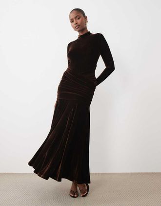 Bardot Robe longue maxi en velours Bardot &agrave; col montant, manches longues, d&eacute;tail fronc&eacute; et godets, couleur chocolat-Marron