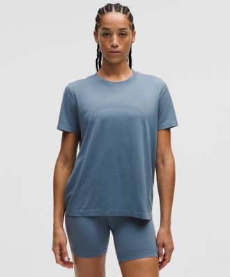 lululemon Swiftly Relaxed Kurzarmshirt e Passform f&uuml;r Frauen - Gr&ouml;&szlig;e 10 in Steel Blue
