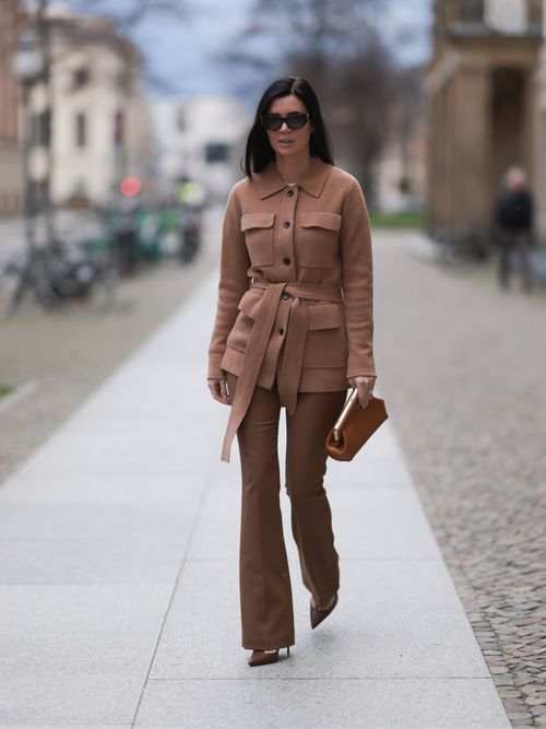 Leo Eberlin trägt ein Braunes Ensemble mit passender Tasche und Schuhe in Berlin.