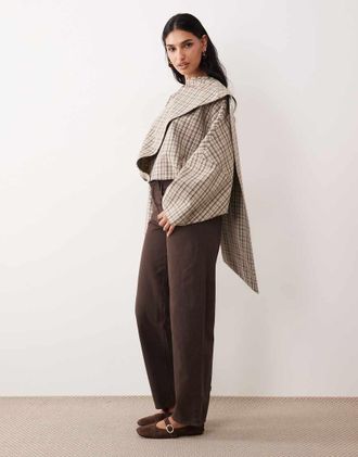 Asos Wickeljacke mit Schal-Detail und Fledermaus&auml;rmeln in Ecru mit kleinem Karomuster-Neutral