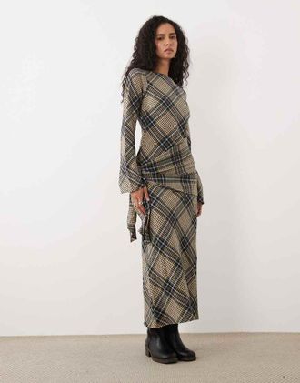 Asos robe longue &agrave; manches longues et col rond avec d&eacute;tail &eacute;charpe &agrave; carreaux camel-Multi