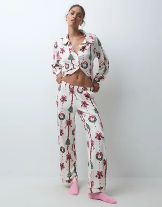 Chelsea Peers Christmas superweiches Oversize-Pyjama-Set mit Kragen und Knopfleiste in Pink mit festlichem Kranz-Streifenmuster-Rosa
